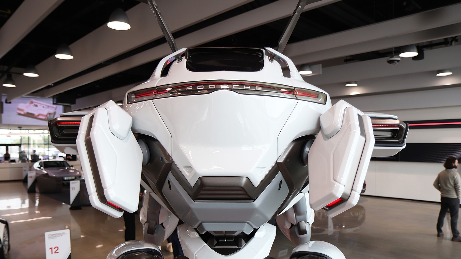 Overwatch 2 Reveals Awesome Porsche-Inspired Mech Suit