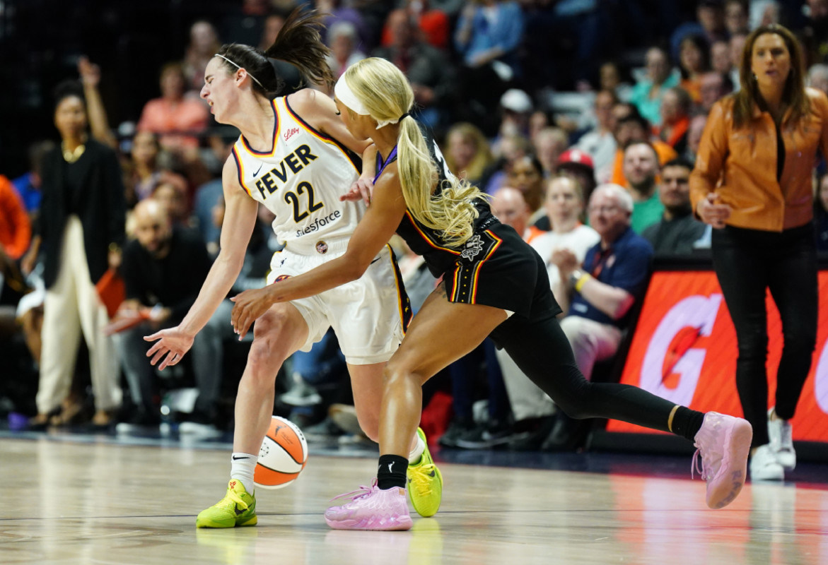 Connecticut Sun's DiJonai Carrington Mocks Caitlin Clark For Flopping Connecticut Sun's DiJonai Carrington Mocks Caitlin Clark For Flopping
