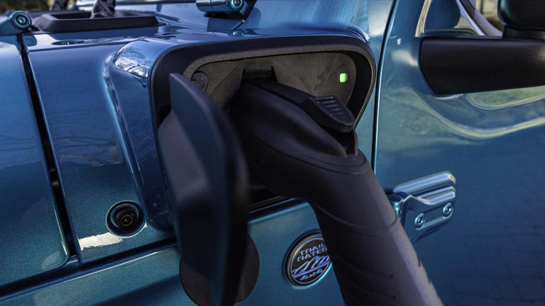 2024 Jeep Wrangler 4xe Power Box Review: A Portable Power Bank You Can ...