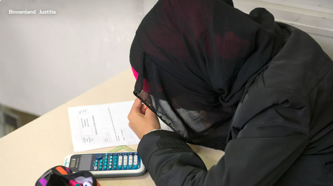 Hoofddoekenverbod in het onderwijs niet in strijd met de ... Hoofddoekenverbod in het onderwijs niet in strijd met de ...