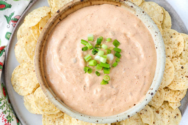 15 Cream Cheese Dips That’ll Have Everyone Dipping for More!