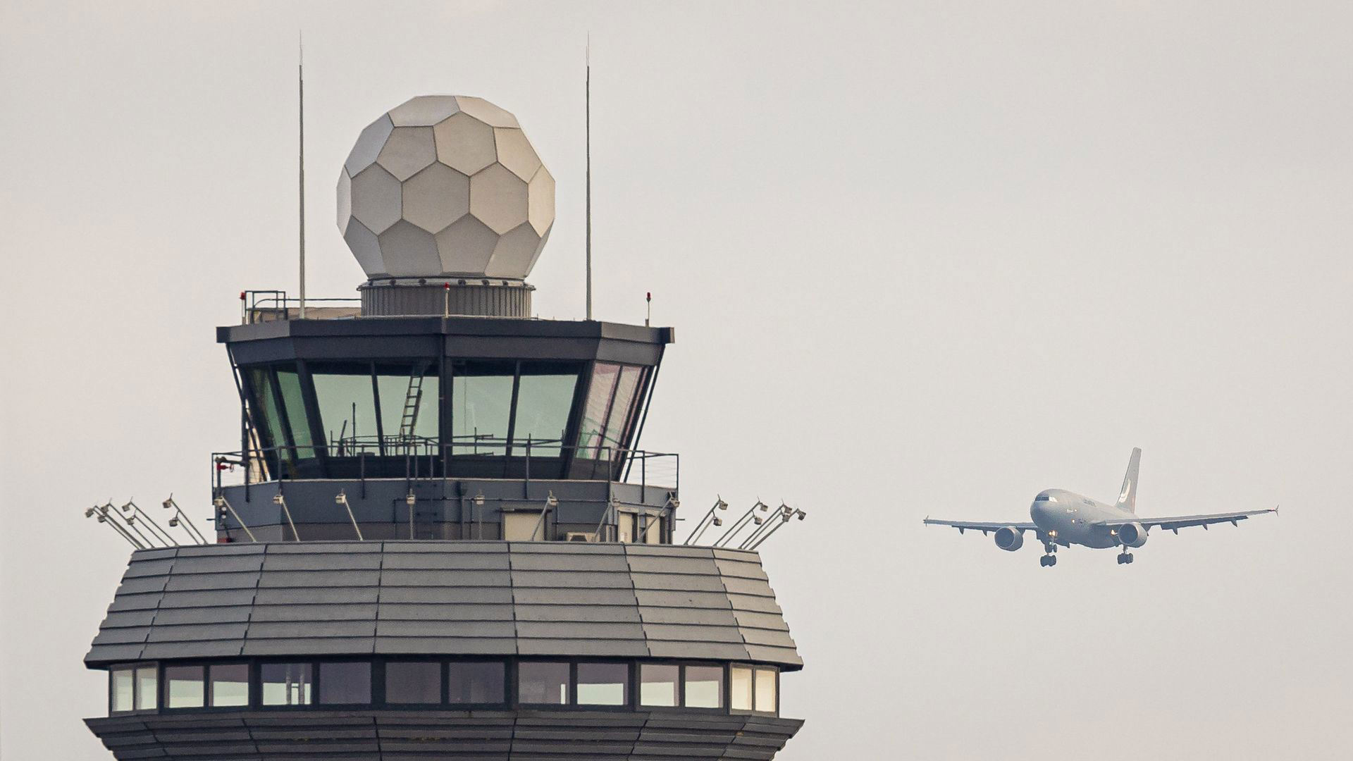 Hannover: Lufthansa-Flugzeug muss wegen Rauch im Cockpit ... Hannover: Lufthansa-Flugzeug muss wegen Rauch im Cockpit ...