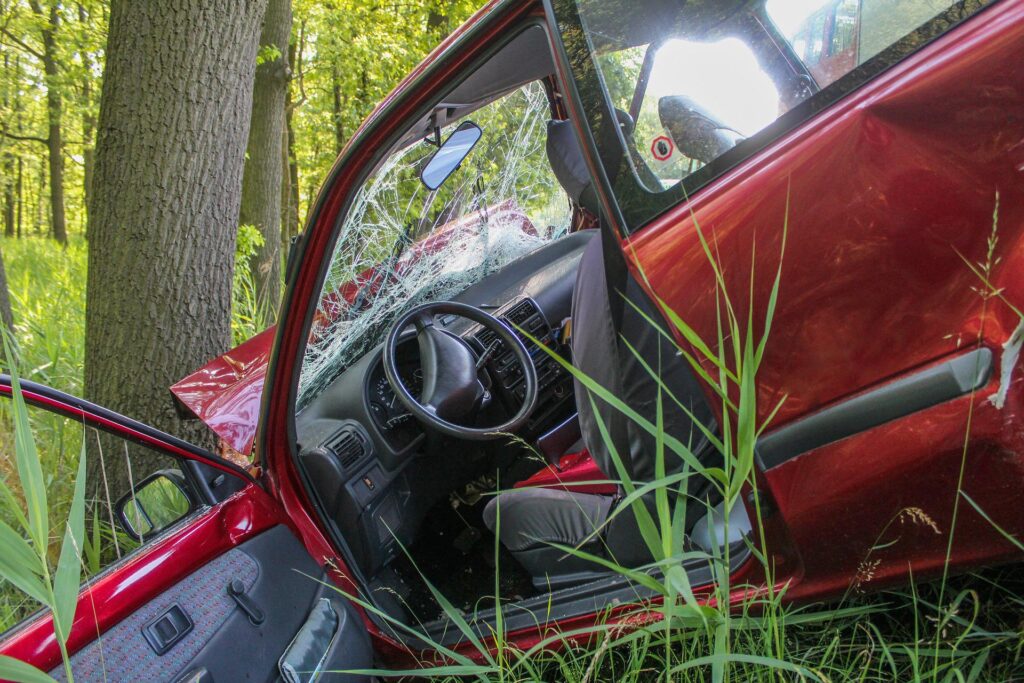 Une voiture finit violemment sa course contre un arbre dans la commune ...