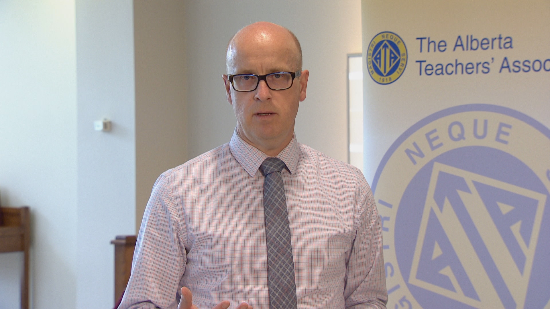 L’Alberta porte plainte contre l’Association des enseignants pour des ...