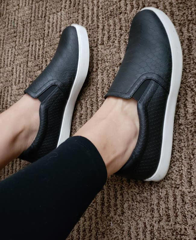 21 Comfortable Pairs Of Shoes Reviewers Have Worn On Vacation