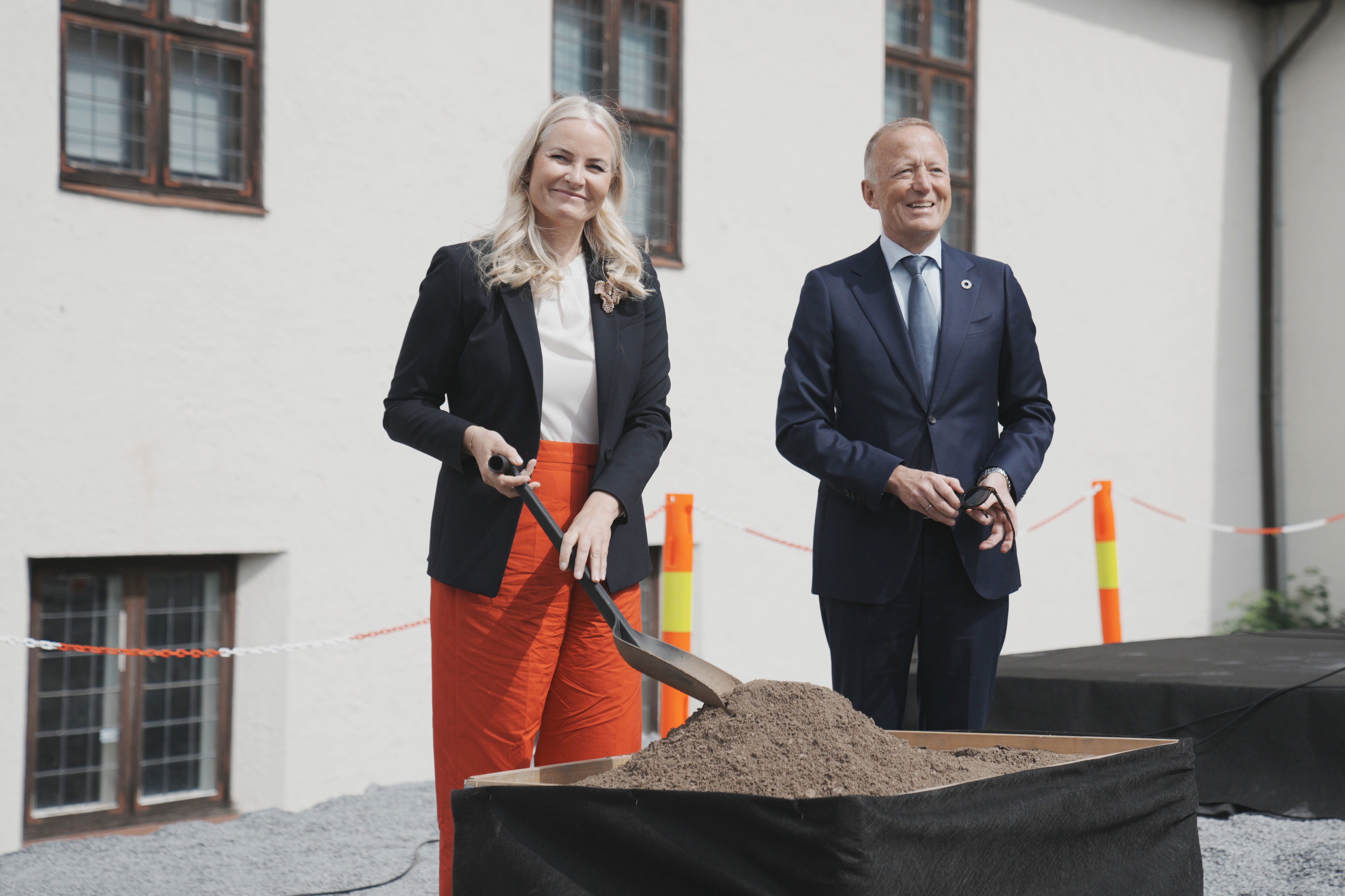 Kronprinsesse Mette-Marit la ned grunnsteinen for det nye Vikingtidsmuseet Kronprinsesse Mette-Marit la ned grunnsteinen for det nye Vikingtidsmuseet