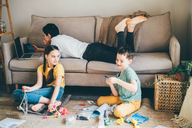 People Who Grew Up With Inconsistent Parents Often Develop These 17 Issues