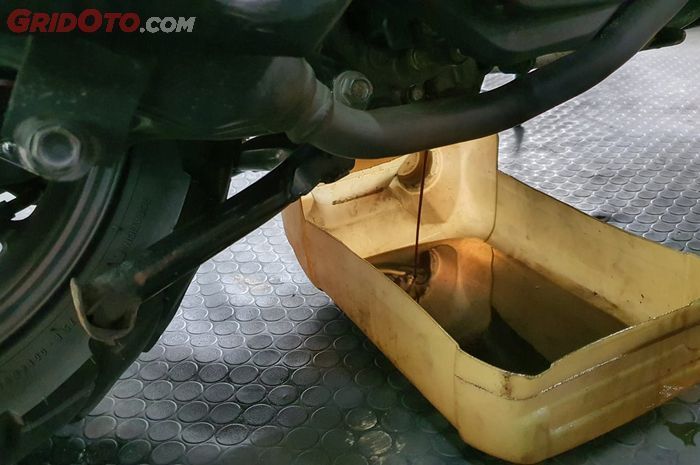 Ini trik jitu biar oli mesin motor matic enggak berkurang banyak