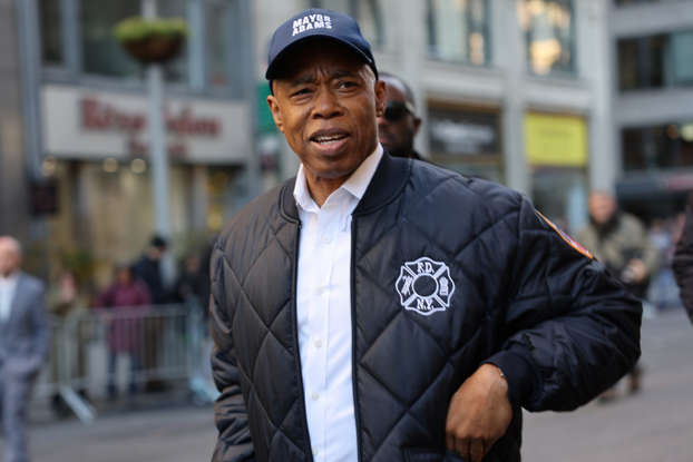 Escándalo en Nueva York: el alcalde Eric Adams, en la cuerda floja por ... Escándalo en Nueva York: el alcalde Eric Adams, en la cuerda floja por ...
