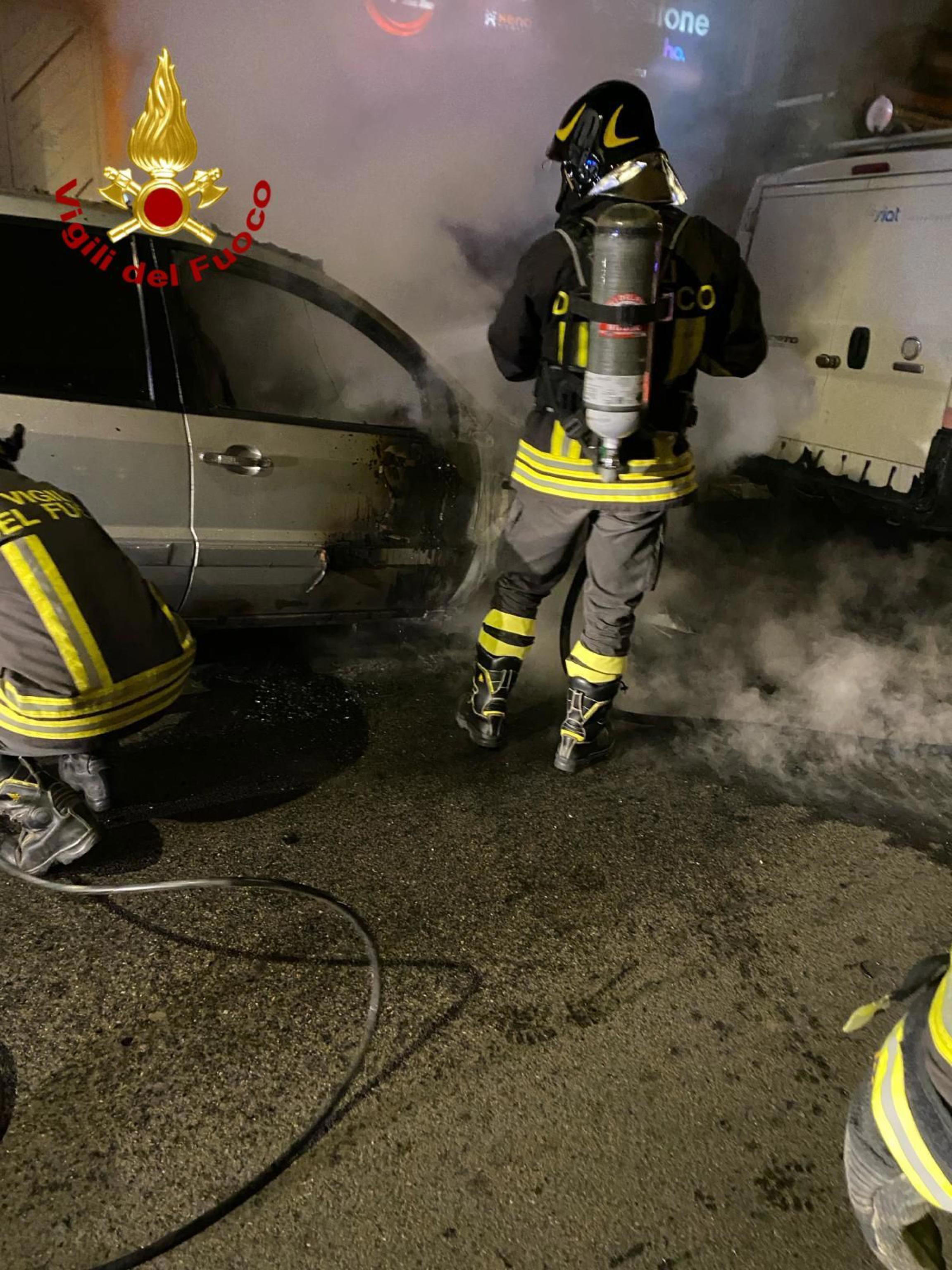 Brucia le auto di un collega di lavoro, arrestato nel veronese Brucia le auto di un collega di lavoro, arrestato nel veronese