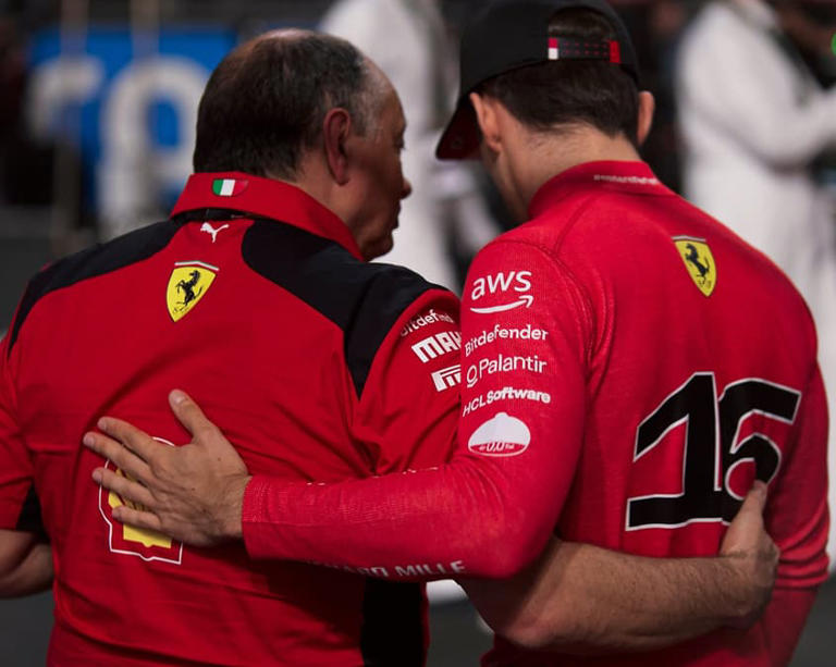 Leclerc exalta relacionamento “sem filtro” com chefe da Ferrari: “Aponta meus erros”