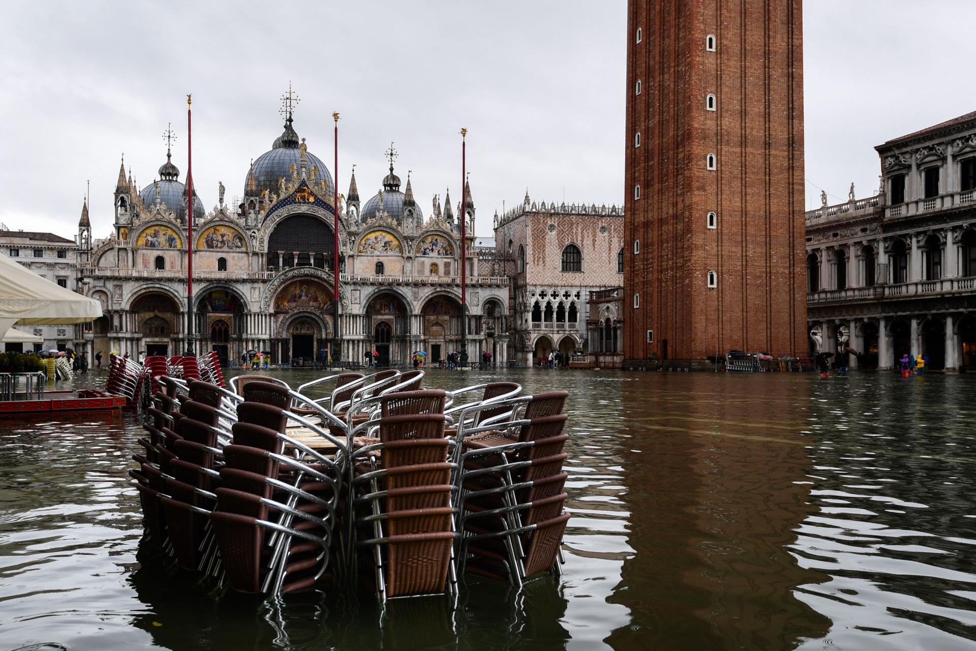 How does Venice manage to float on water?