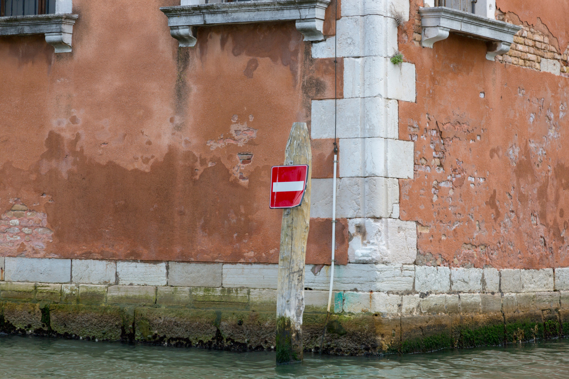 How does Venice manage to float on water?