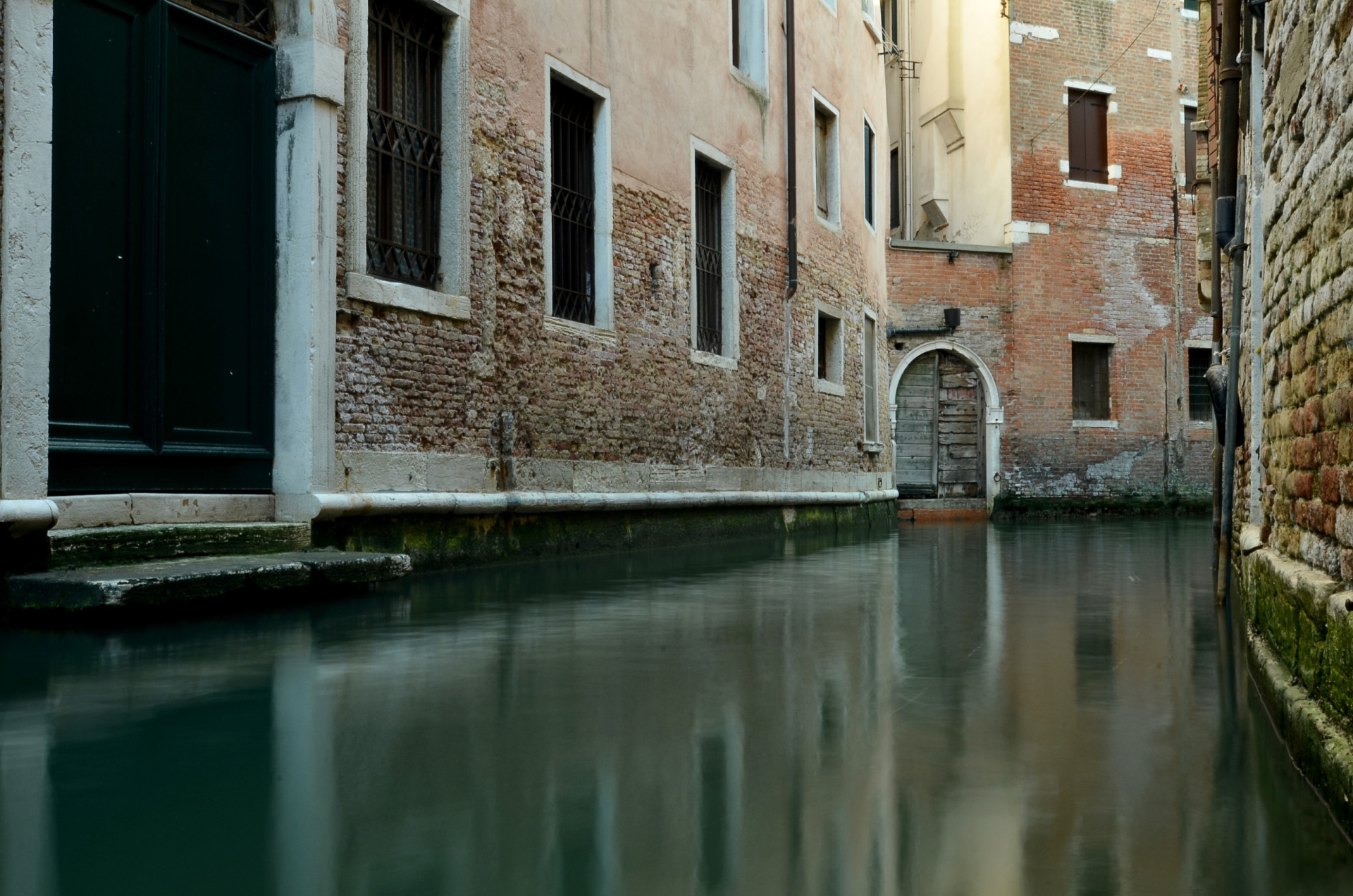 How does Venice manage to float on water?
