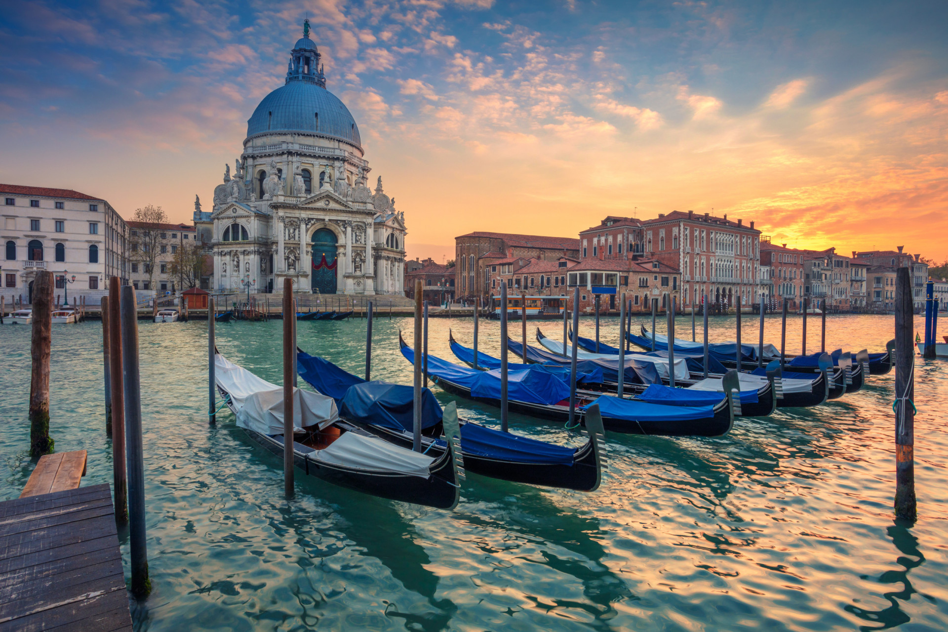 How does Venice manage to float on water?