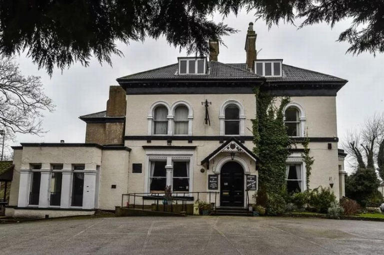 Seaside village with coastal walks, wildlife and traditional pubs