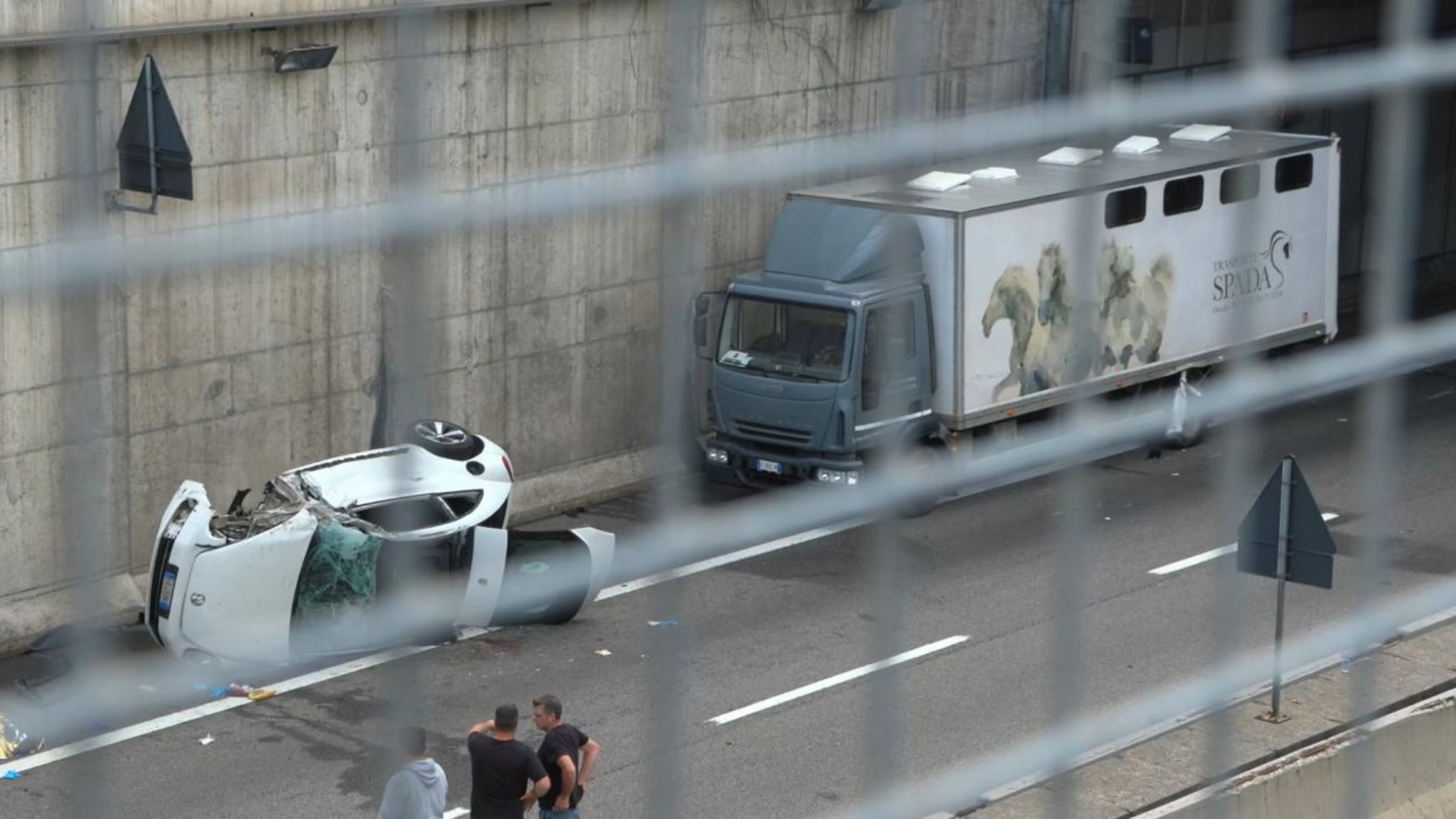 Scontro tra un'auto e un camion: due morti e due feriti gravi. Le ... Scontro tra un'auto e un camion: due morti e due feriti gravi. Le ...