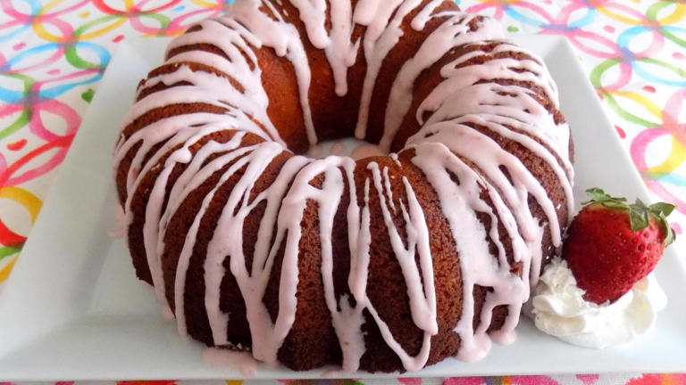 This strawberry cake is fun! Strawberry daiquiri cake