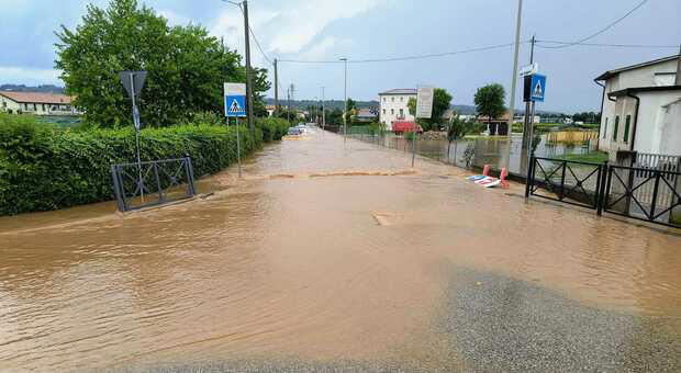 Nubifragio e grandine ai piedi del Montello: strade chiuse al traffico ... Nubifragio e grandine ai piedi del Montello: strade chiuse al traffico ...