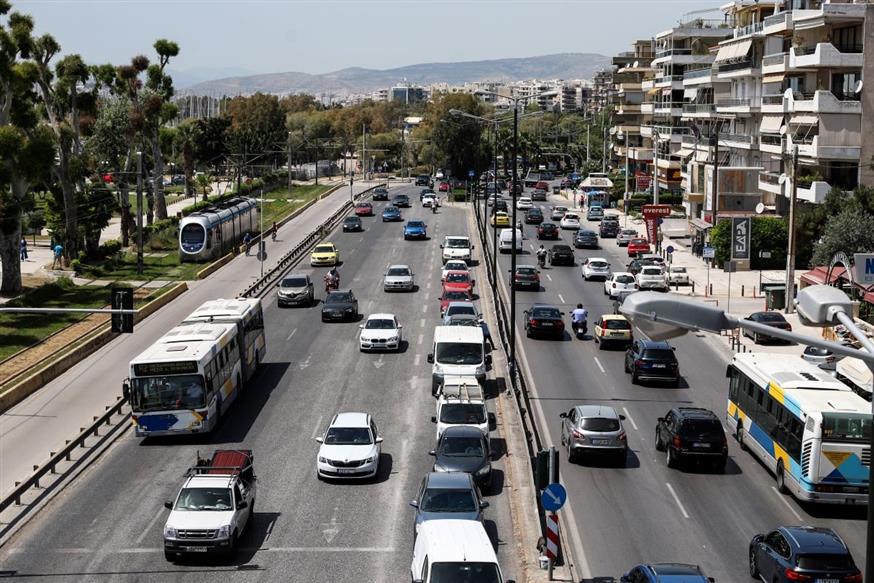 Σοβαρό τροχαίο στη Λεωφόρο Ποσειδώνος: Αυτοκίνητο έπεσε πάνω σε ποδήλατα