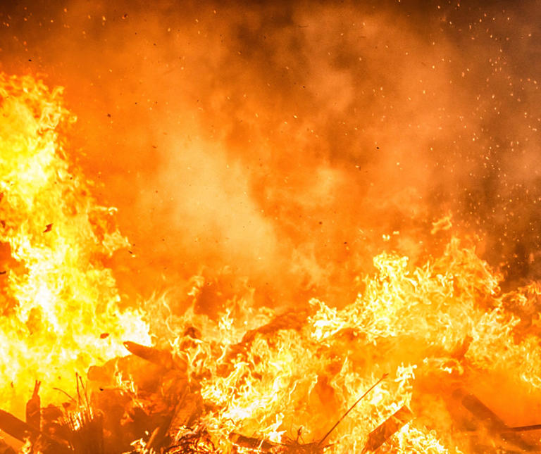 Fire hits a residential area in Sta. Mesa, Manila