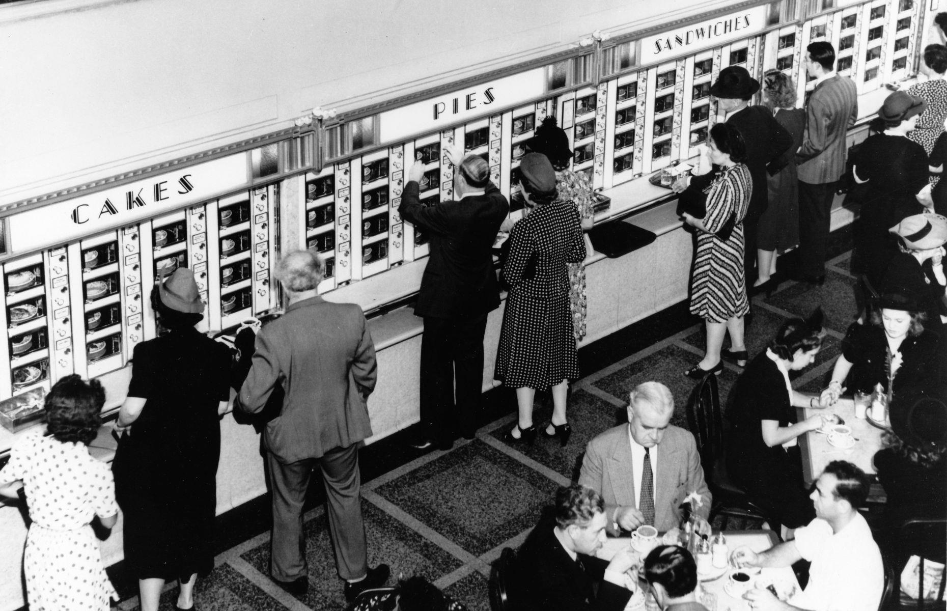 Explore the fascinating evolution of fast food through amazing retro photos