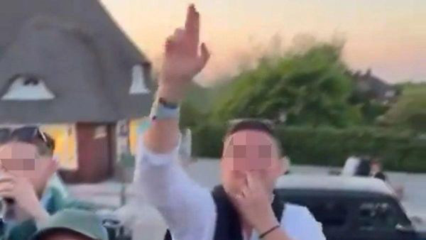 Nach Rassismus-Eklat auf Sylt: Nazi-Parolen an Kleinstadtschule Nach Rassismus-Eklat auf Sylt: Nazi-Parolen an Kleinstadtschule