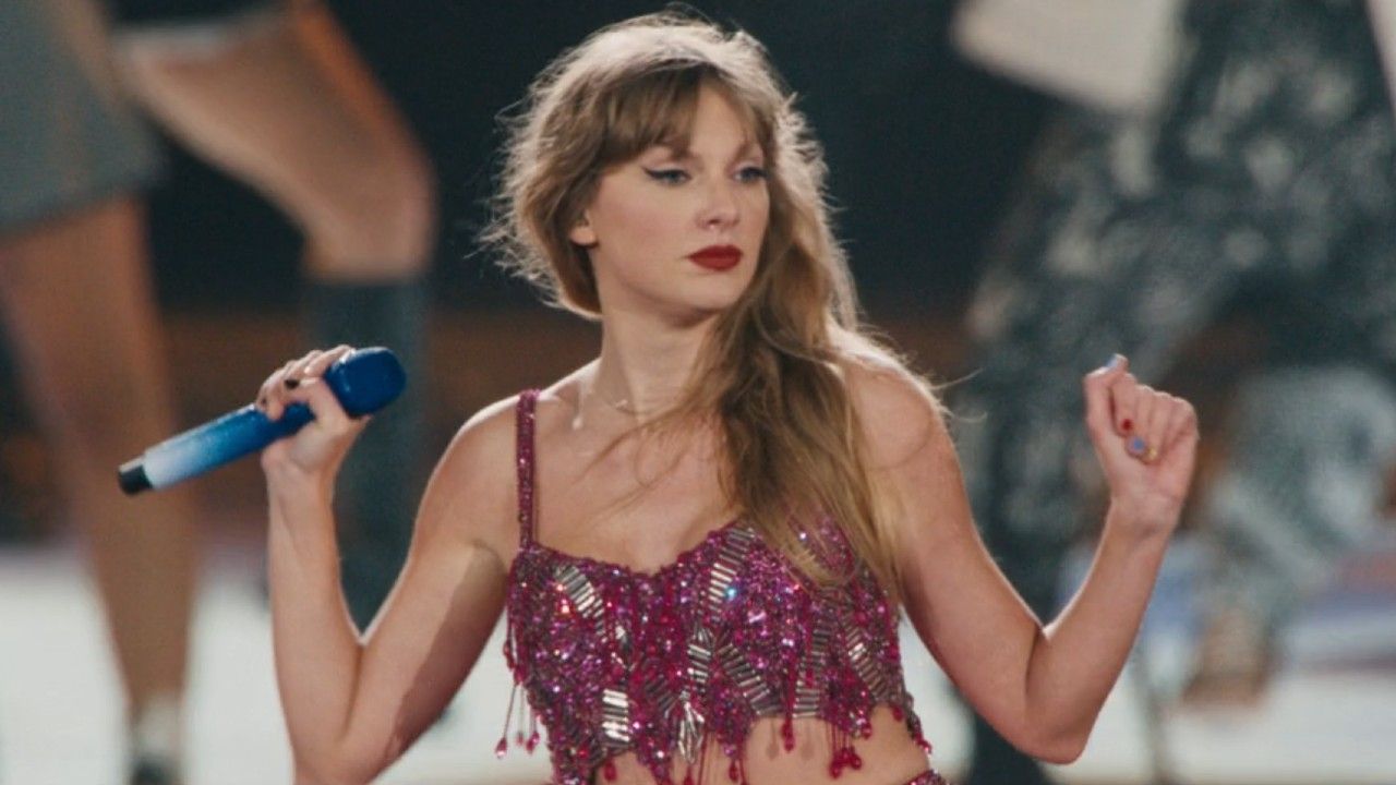 Photos Of Taylor Swift Being Accompanied To The Bathroom At The Super ...