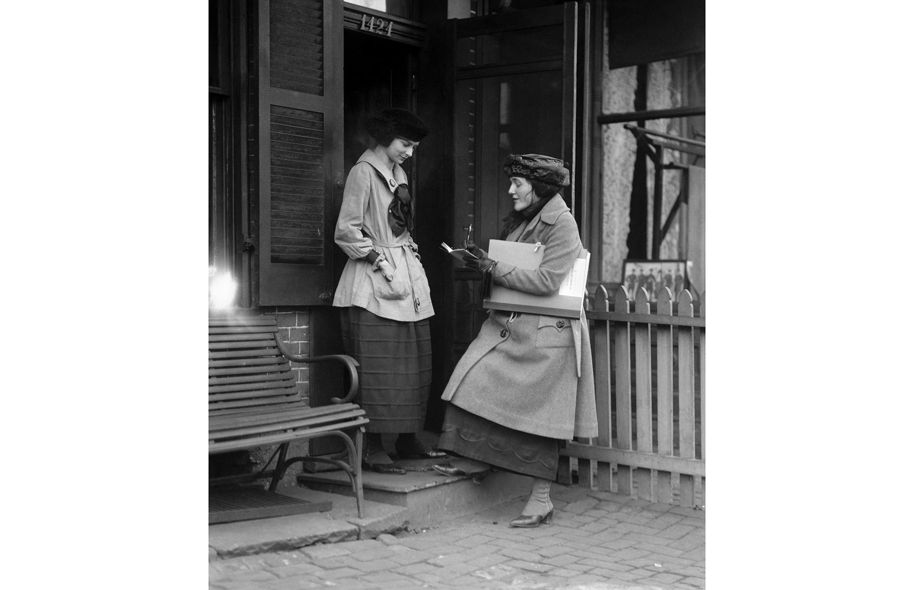 Remarkable photos that reveal the reality of the Roaring Twenties