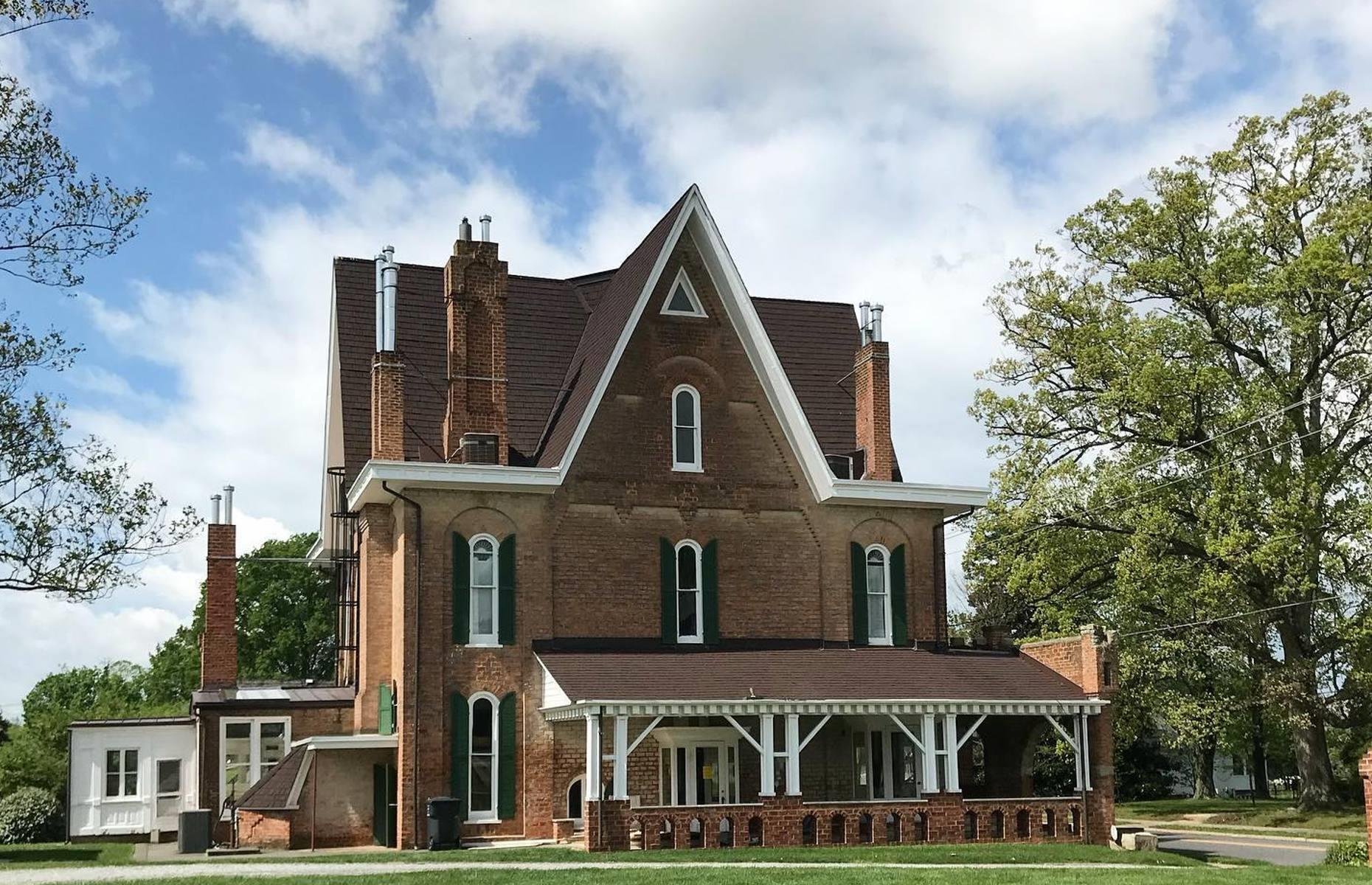 See the bizarre interior of this famous American house