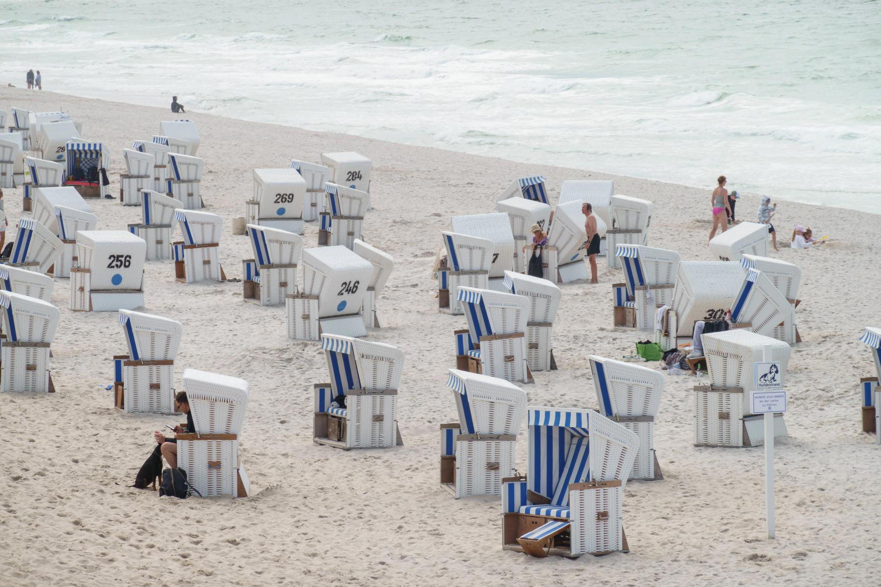 Ermittlungen gegen drei Verdächtige nach Rassismus-Eklat auf Sylt Ermittlungen gegen drei Verdächtige nach Rassismus-Eklat auf Sylt