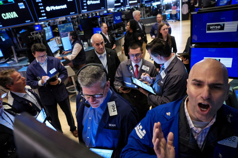Nasdaq, S&P Drop; Dow Near Flat Nasdaq, S&P Drop; Dow Near Flat