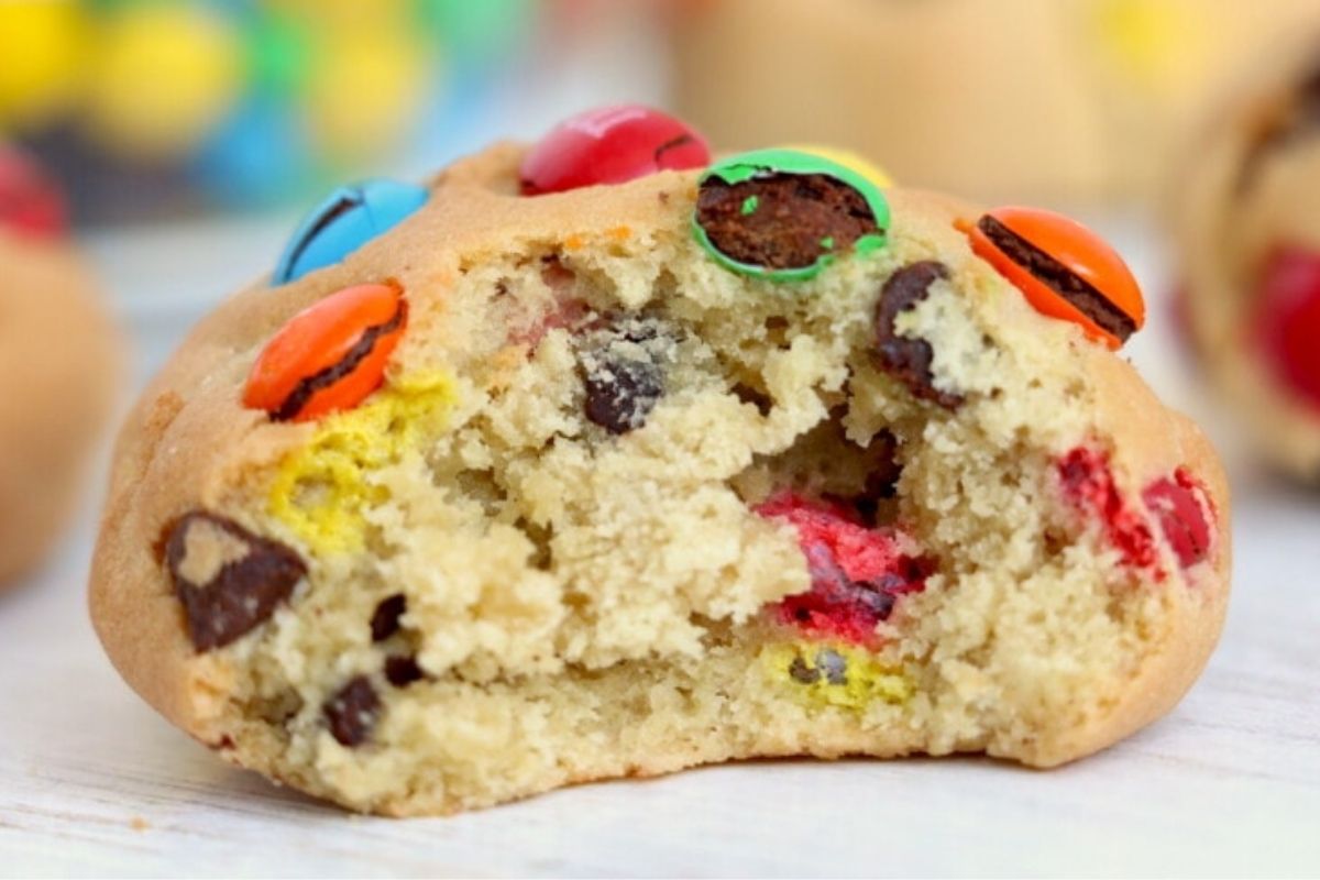 23 Colorful Delicious Desserts with M&Ms