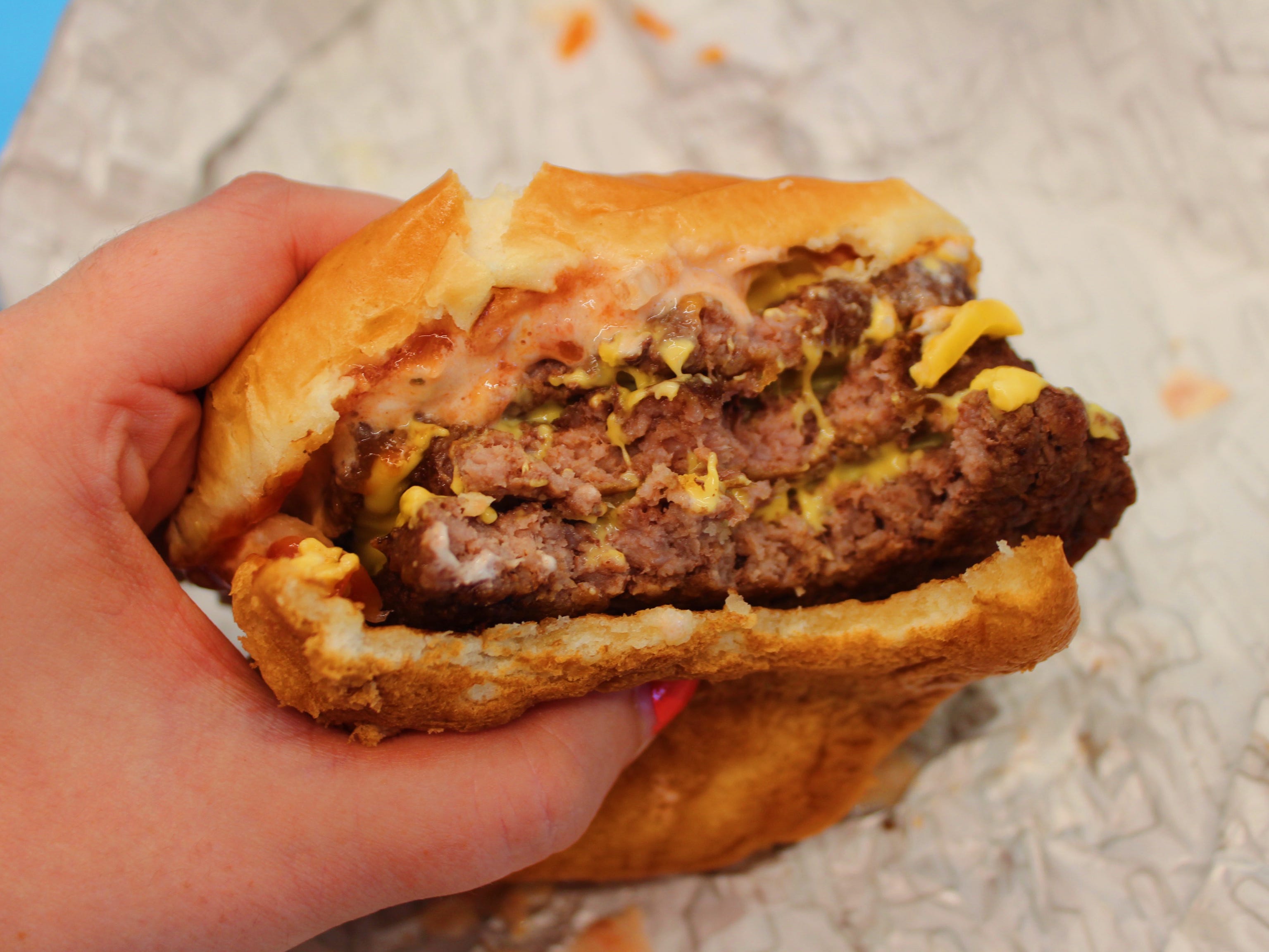 I tried the biggest burgers at 5 fast-food chains and my favorite ...