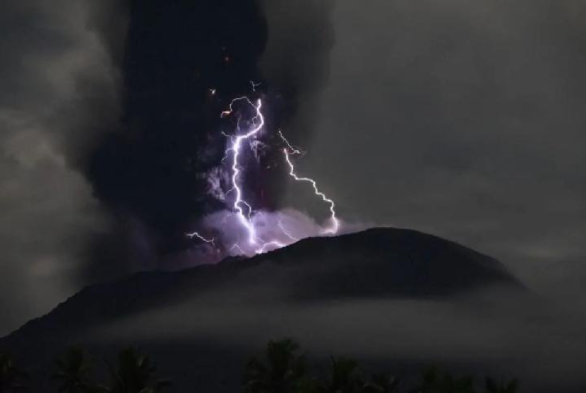 Gunung Ibu di Halmahera Barat Kembali Erupsi Gunung Ibu di Halmahera Barat Kembali Erupsi