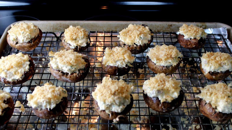 These stuffed mushrooms are delicious! Crab stuffed mushrooms - keto ...