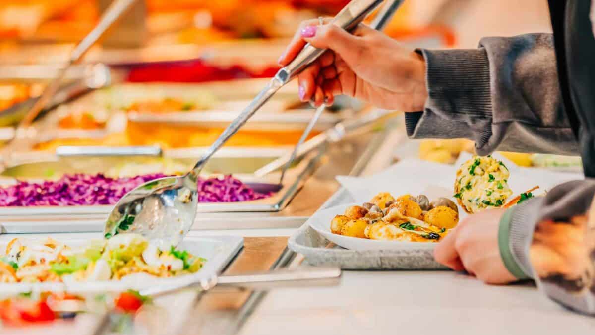 12 Foods You Should Always Avoid At a Buffet