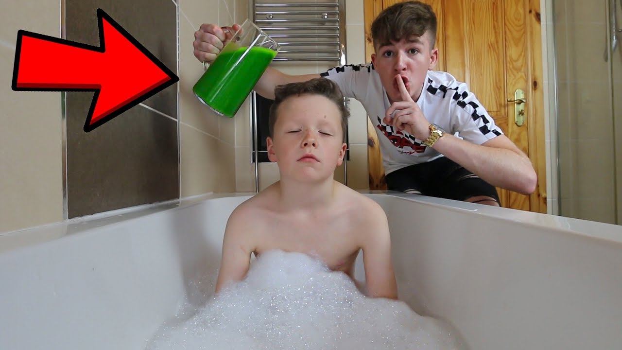 Slime prank shocks my little brother in the bath