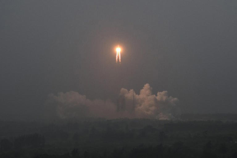 Chinese ruimtesonde landt op achterkant van de maan Chinese ruimtesonde landt op achterkant van de maan