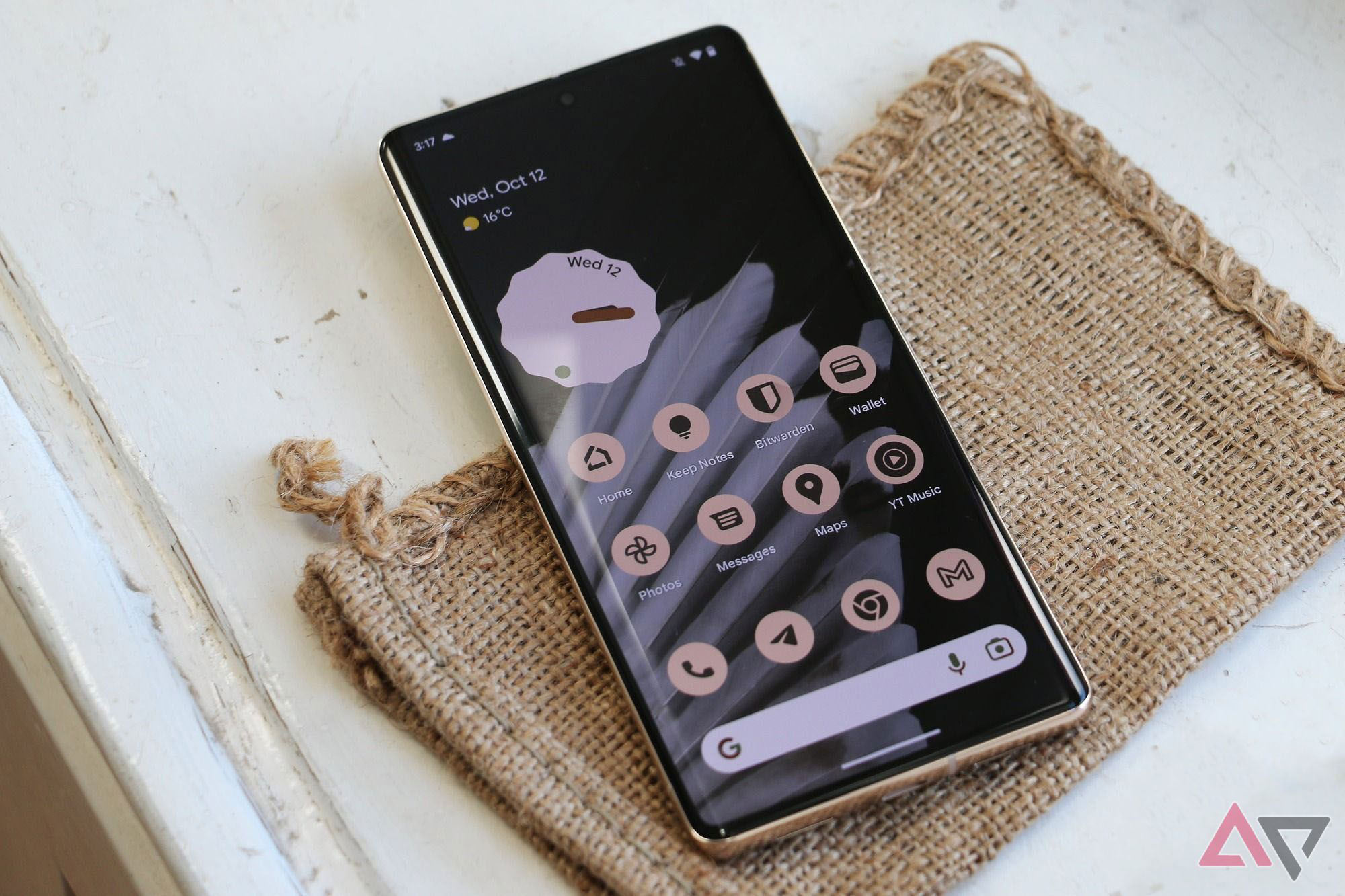 Theming is getting a downgrade in Android 15 Theming is getting a downgrade in Android 15