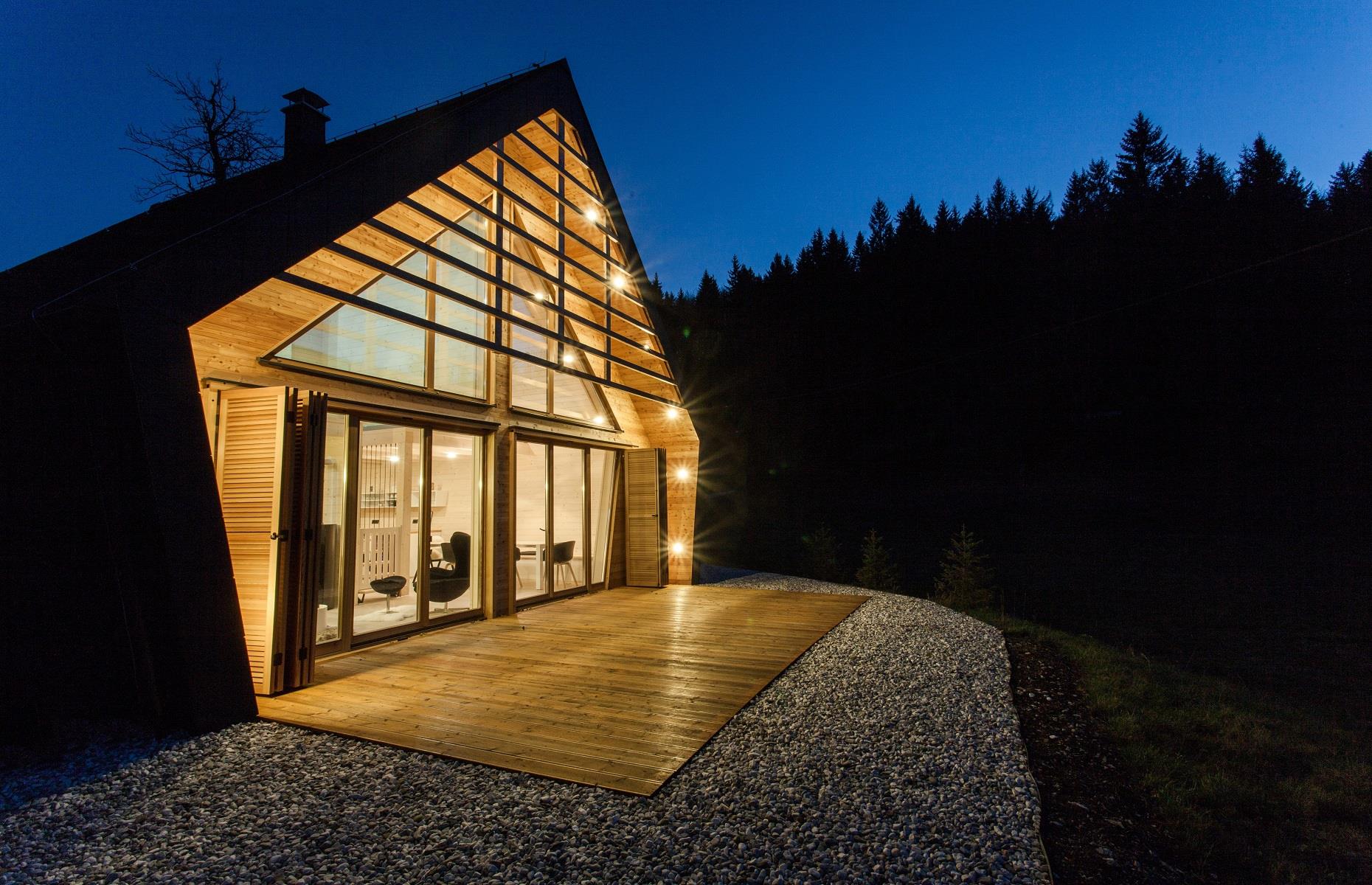 These 11 indestructible houses can withstand wildfires, hurricanes, and ...