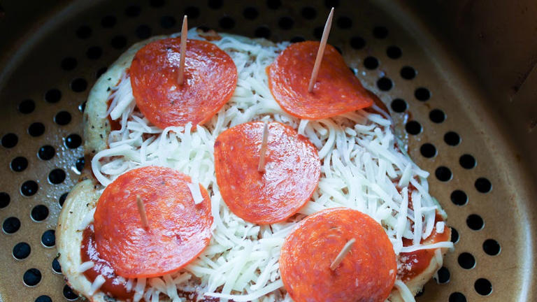 The Blend Of Seasonings In Robyn's Creative Air Fryer Chicken Pizza Is ...