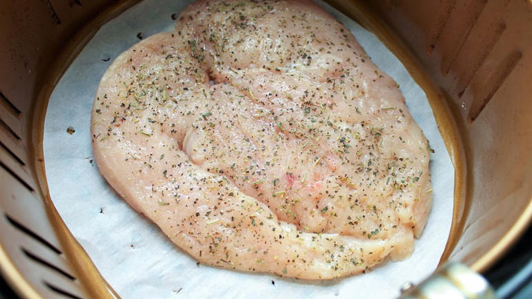 The Blend Of Seasonings In Robyn's Creative Air Fryer Chicken Pizza Is ...