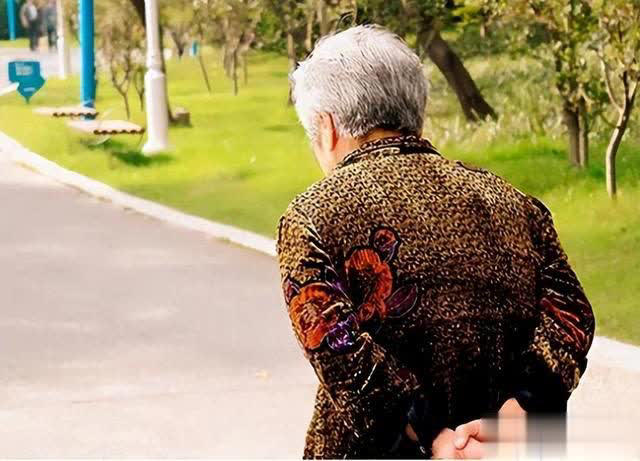 人能活多久看头发就知道？医生：寿命长的人，头发会有这些特征