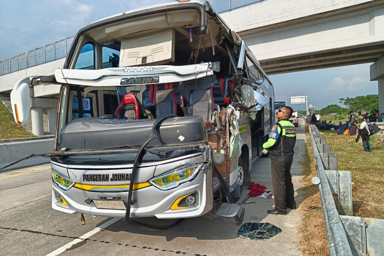 Bus Rombongan Pekerja Tabrak Truk Tangki di Tol Solo-Kertosono, 7 Orang ... Bus Rombongan Pekerja Tabrak Truk Tangki di Tol Solo-Kertosono, 7 Orang ...