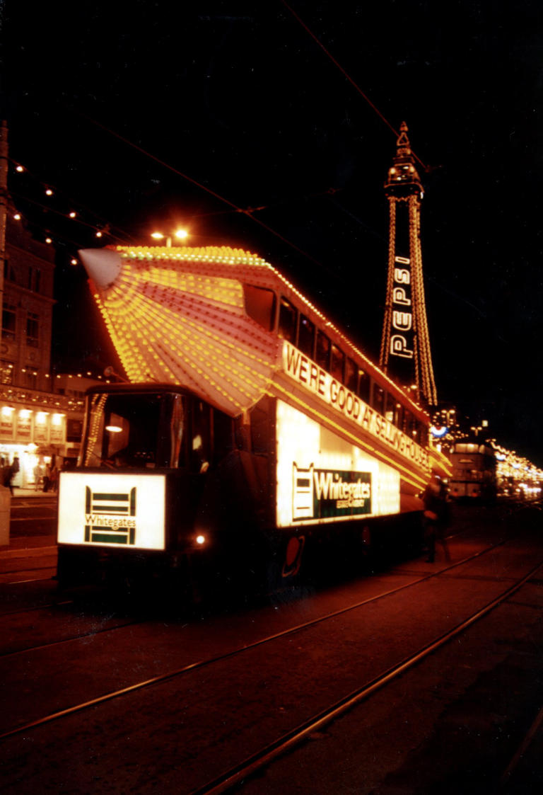 31 nostalgic pictures of Blackpool trams in old times which evoke so ...