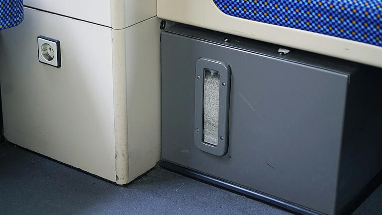 Unter dem Sitz im Zug: Kaum ein Passagier achtet auf die Kiste voll Sand