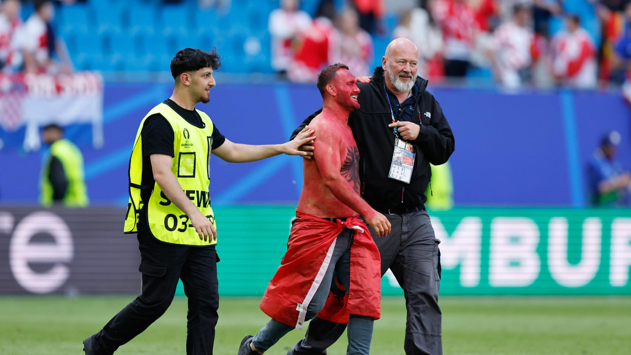 Dribbling sui campi di Euro2024, quando gli invasori di campo entrano ... Dribbling sui campi di Euro2024, quando gli invasori di campo entrano ...