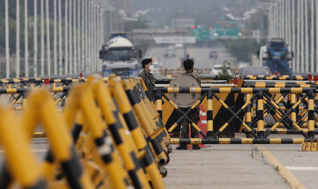 Uppgifter: Nordkorea bygger mur längs gränsen Uppgifter: Nordkorea bygger mur längs gränsen
