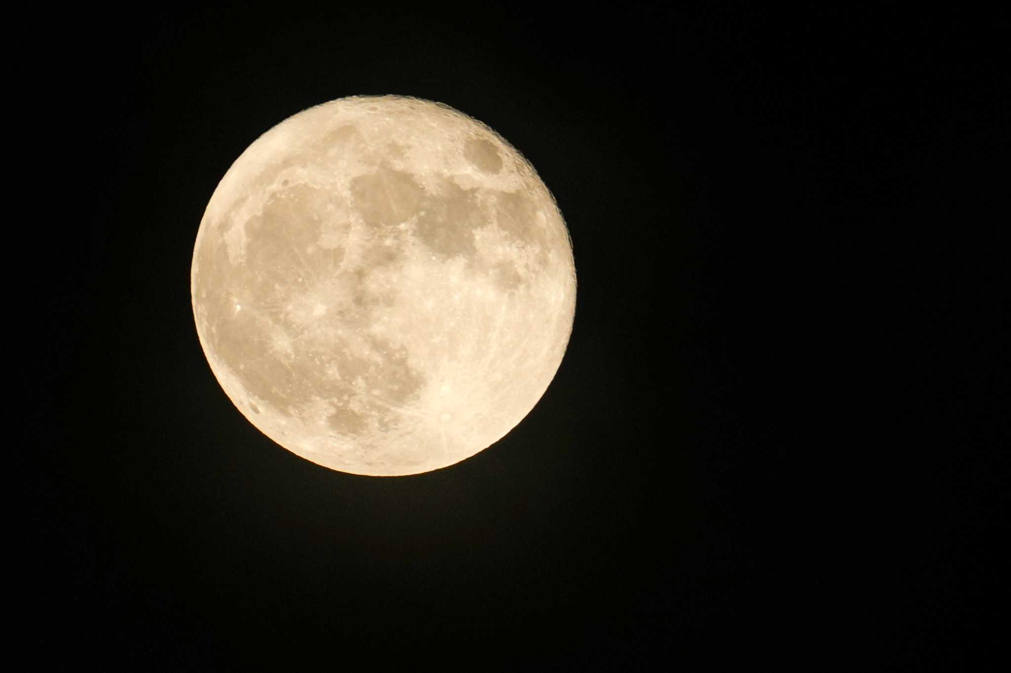February snow moon: Will the moon still look full on Valentine's Day?